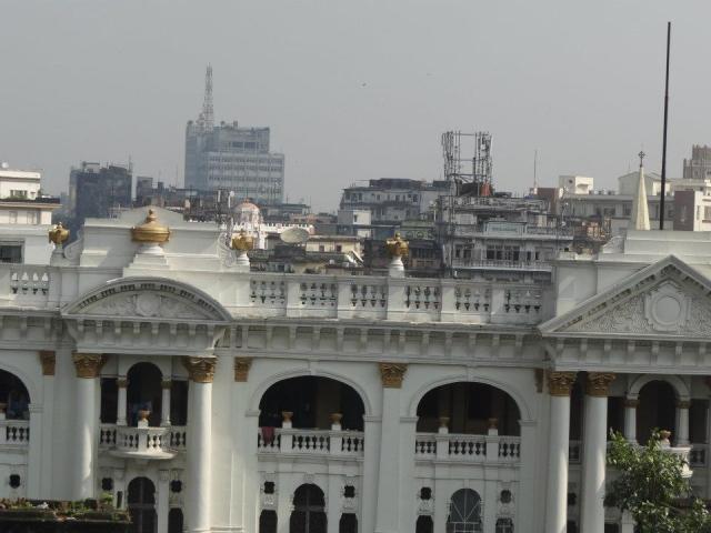 Chowringhee: A Window into Kolkata’s Soul – Indrosphere