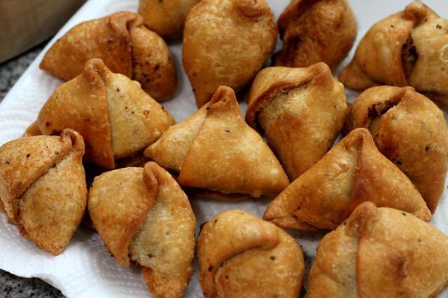 The Global Journey of the Samosa: From Sanbosag to Singara – Indrosphere